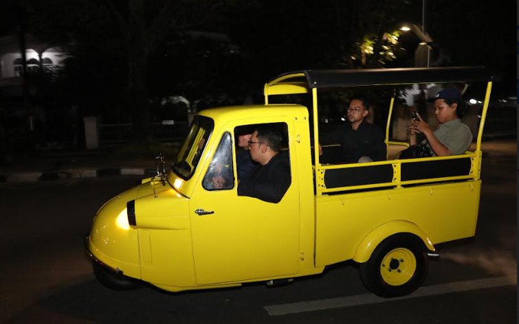 Naik Bemo, Ijeck Dan Ridwan Kamil Makan Malam Bersama di Warung Mbak Bolek